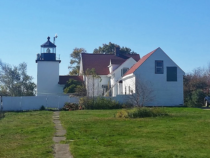 The well-maintained grounds of Fort Williams Park provide the perfect setting for this historic beacon, inviting leisurely exploration.