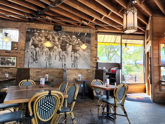 caf&eacute; hollander downer 2