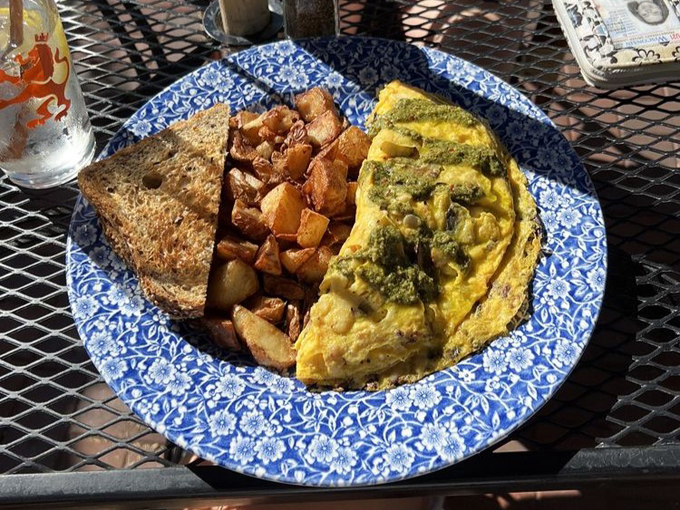 caf&eacute; hollander downer 8