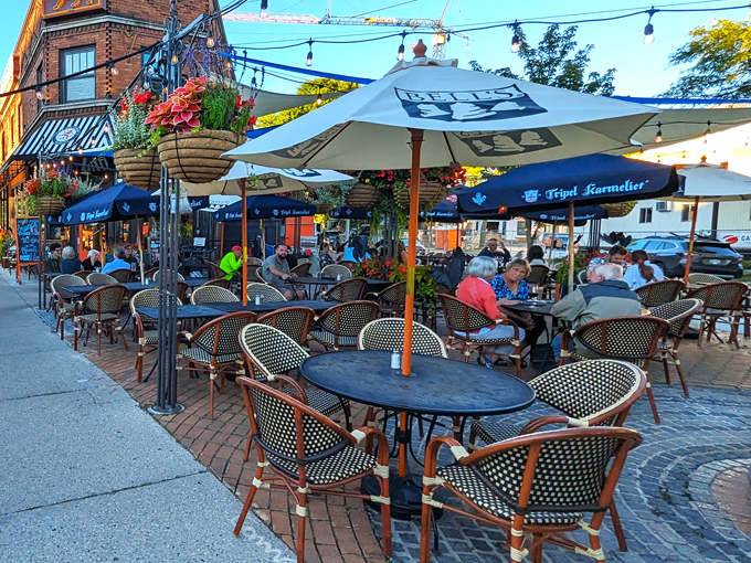 caf&eacute; hollander downer 9