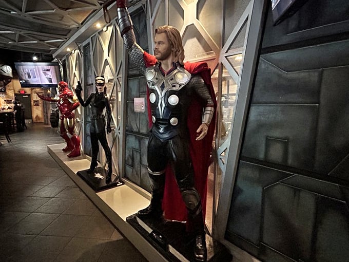 comicx restaurant bar & store 2