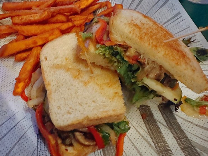 comicx restaurant bar & store 6