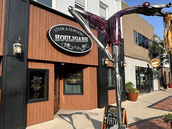 houligan's steak and seafood pub 1