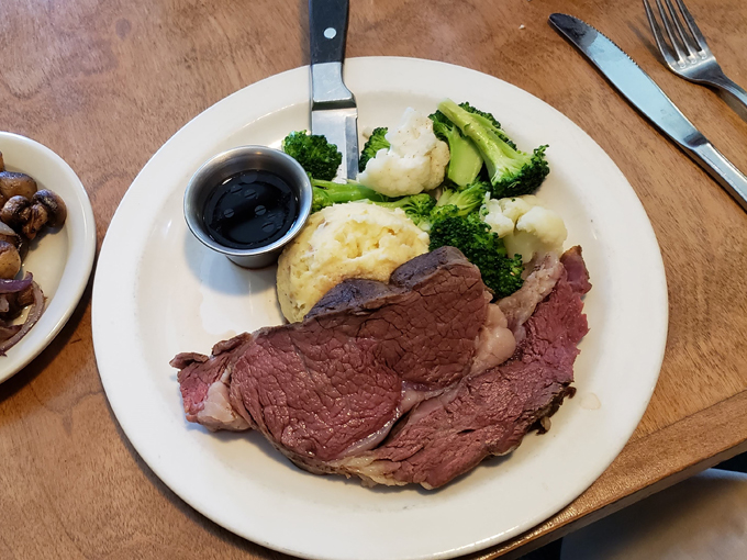 houligan's steak and seafood pub 3