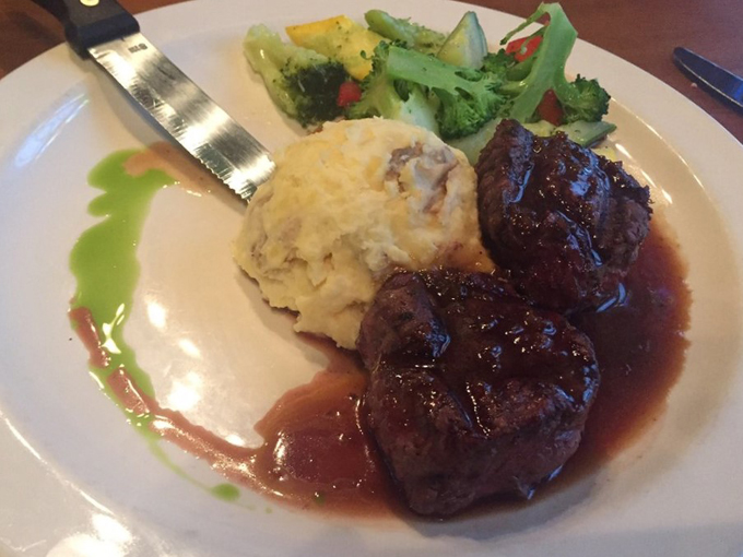 houligan's steak and seafood pub 4