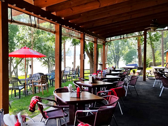 red pines bar & grill 5