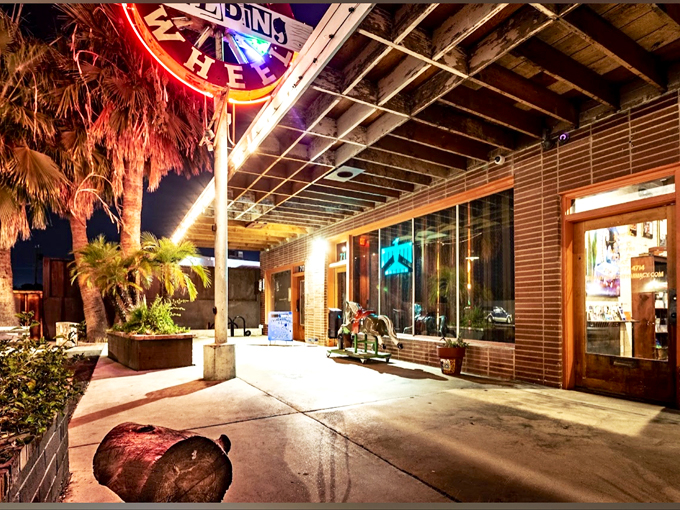 thunderbird lounge 1