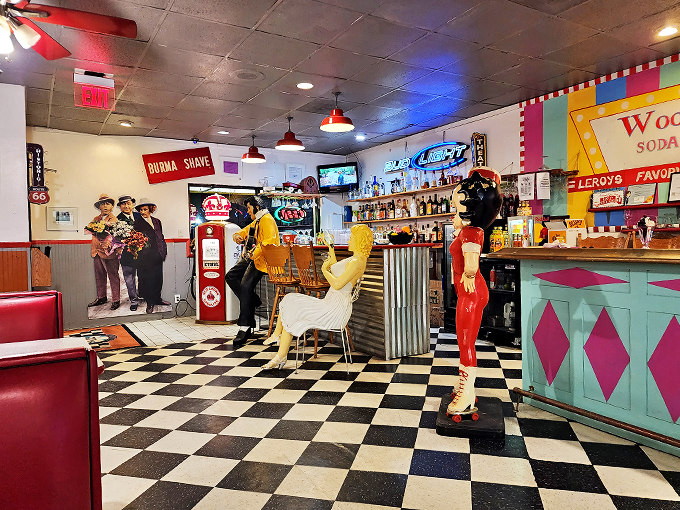 woody's 50's diner (le roy)