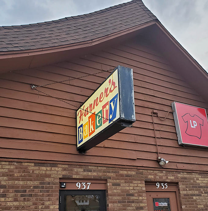 That cheerful sign has been beckoning donut lovers since 1960, and it's still doing its job perfectly today.