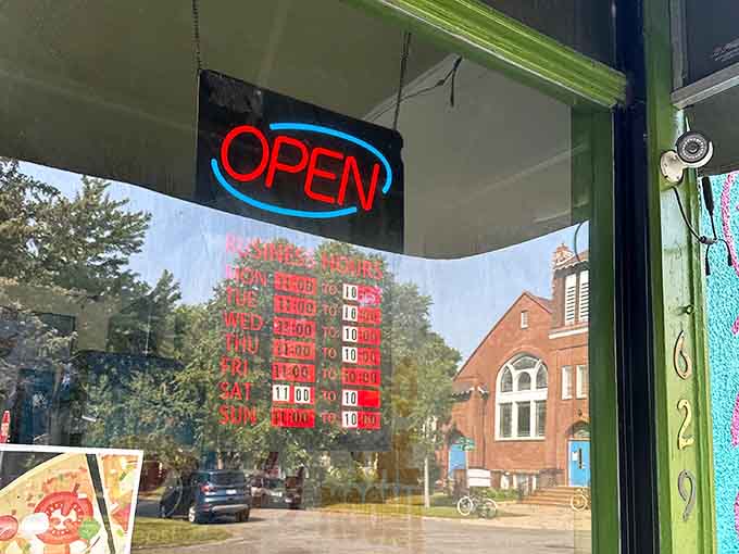 Hours that work with your schedule, not against it, from lunch through dinner every single day of the week.