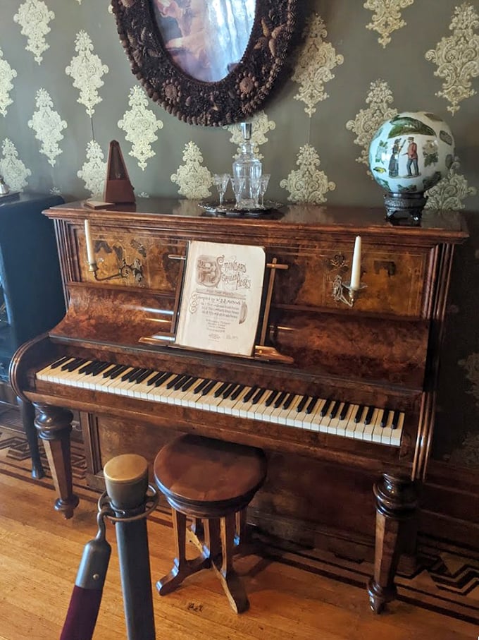 Tickle those ivories! This piano is begging for a ragtime tune or perhaps a melancholy ballad about unrequited love.