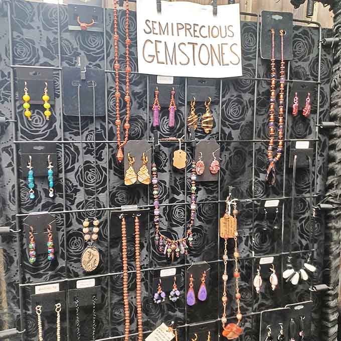 Semi-precious stones transformed into wearable art – these handcrafted jewelry pieces offer unique alternatives to mass-produced accessories.