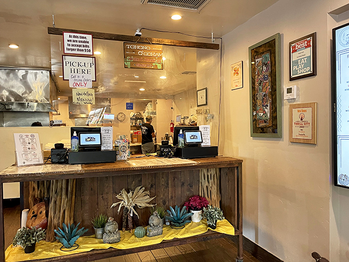 The order counter, where culinary magic begins &ndash; simple surroundings that put the focus squarely on the food.