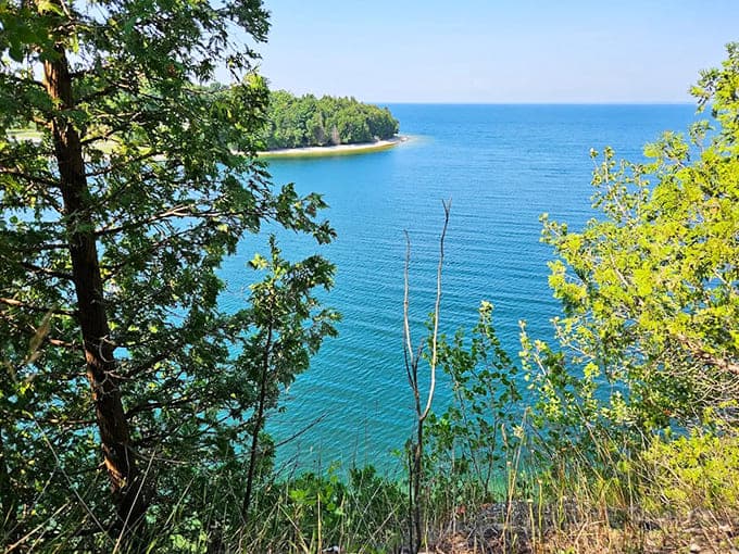 A breathtaking vista of turquoise waters framed by lush greenery – the same stunning view that greeted iron workers each morning.