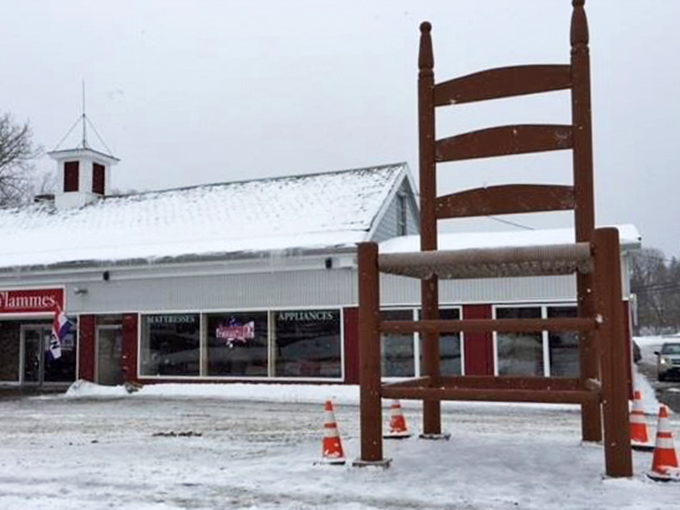 Winter transforms the chair into a frost-covered monument. Even blanketed in snow, its impressive silhouette stands out against the white landscape.