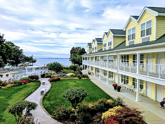 Kelleys Island Venture Resort: Cheerful yellow buildings where guests wake to birdsong and lake views that make hitting the snooze button criminal.