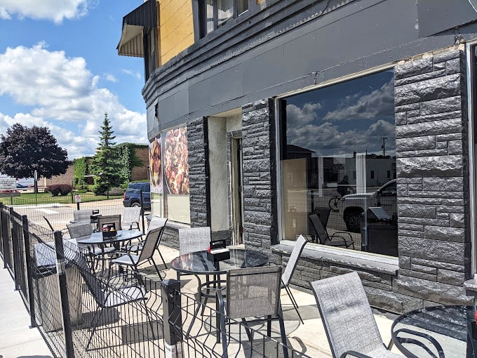 Al fresco dining with a side of people-watching. Mo's outdoor seating area: where vitamin D meets vitamin Delicious.