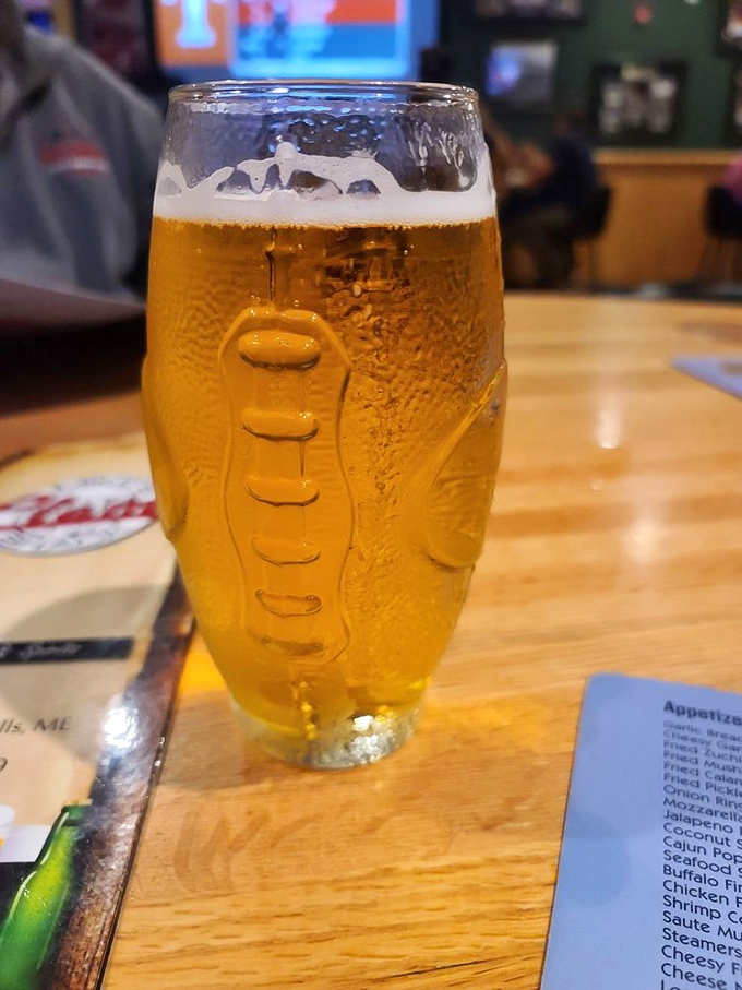 Liquid gold in a lobster-shaped glass – nothing complements fried seafood better than an ice-cold local brew served with a smile.