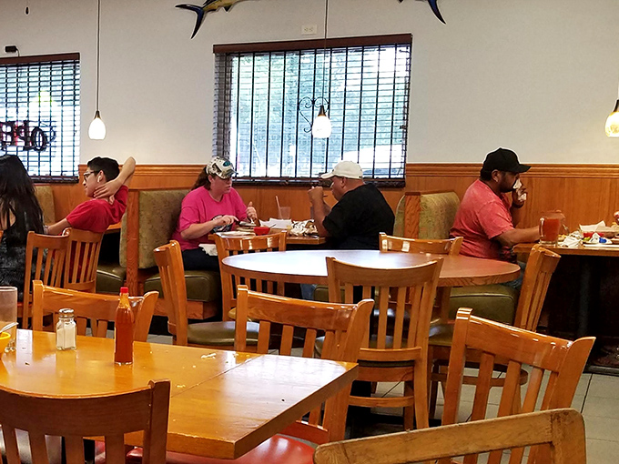 Comfortable booth seating makes La Quebrada perfect for everything from family gatherings to casual weeknight dinners.