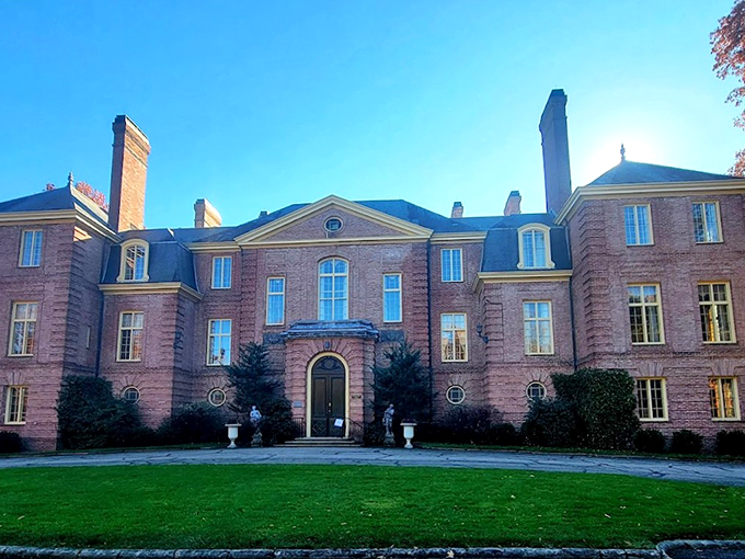 Who says you can't have your garden and mansion too? Kingwood Center Gardens is a feast for the eyes, with its stunning French Provincial house and meticulously manicured grounds.