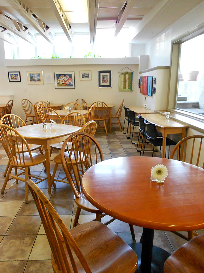 Wooden chairs, simple tables, and fresh flowers create that rare space where you instantly feel at home. Time slows down here.