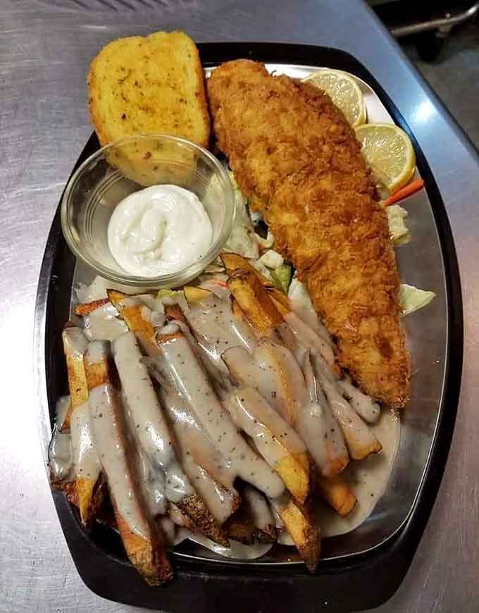 Fish and chips with tartar sauce delivers that classic combo with Midwestern reliability.
