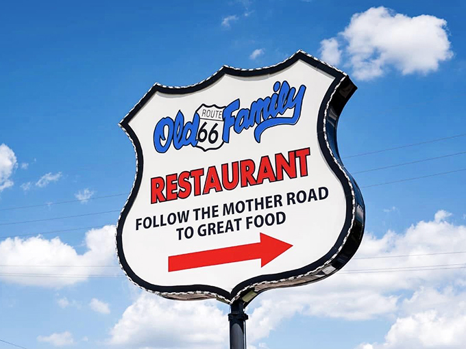 Follow the arrow to flavor town! This sign promises great food and delivers a hefty serving of Americana.