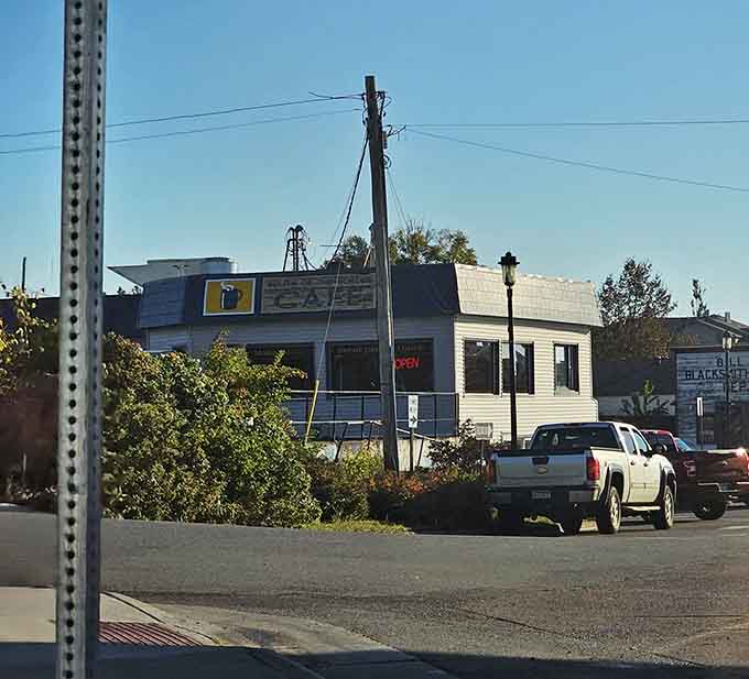 Even from across the street, you can practically smell the bacon: this unassuming building holds breakfast magic within its walls.