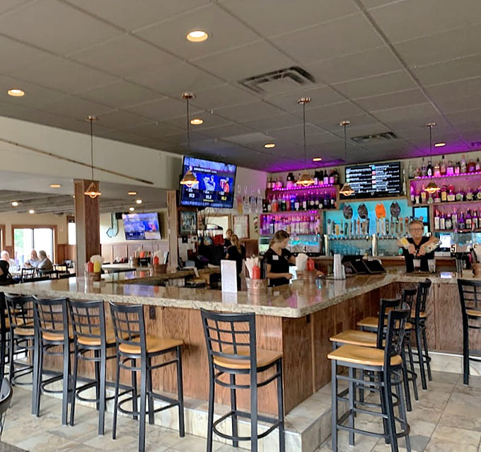 The well-stocked bar serves cold craft beers and classic cocktails mixed by bartenders who actually know their stuff.