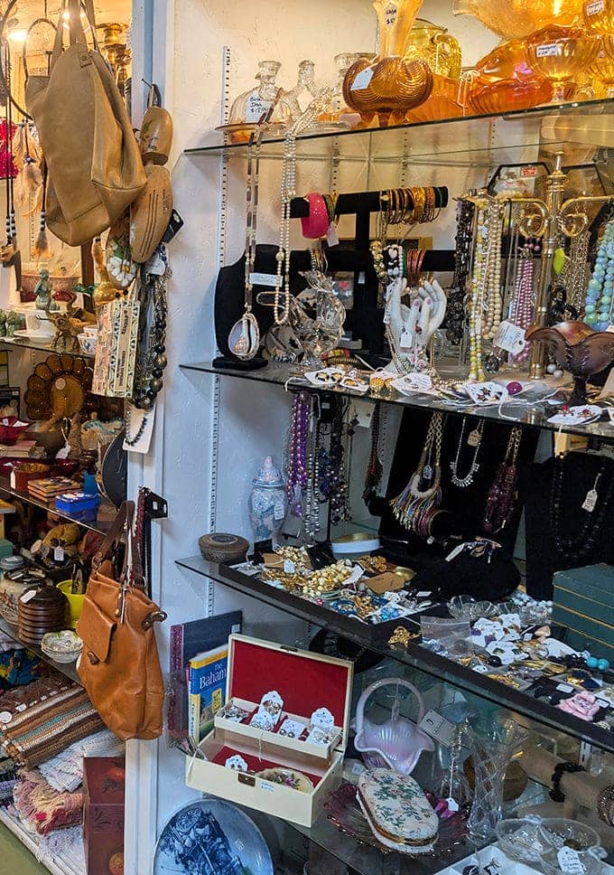 Vintage jewelry sparkles with the kind of unapologetic glamour that modern minimalism forgot, waiting to add personality to your outfit.