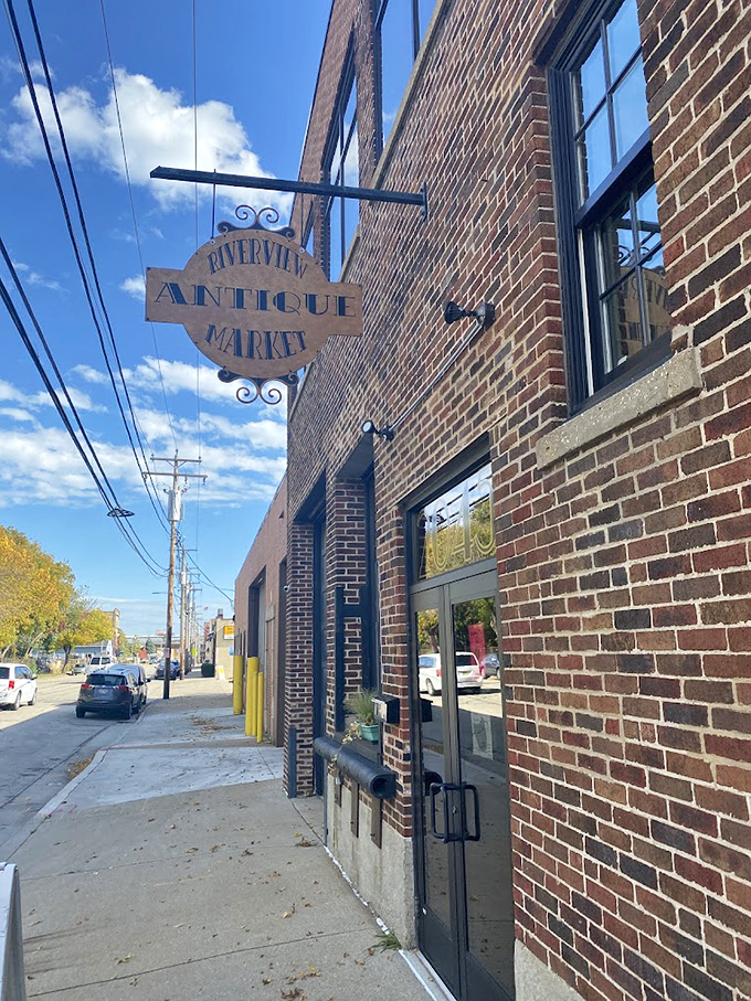 Swinging into the past! This charming sign is your invitation to a world where every object has a story and every corner hides a potential treasure.
