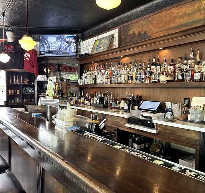 The well-stocked bar features local craft beers and classic cocktails, keeping things straightforward and satisfying for every taste.