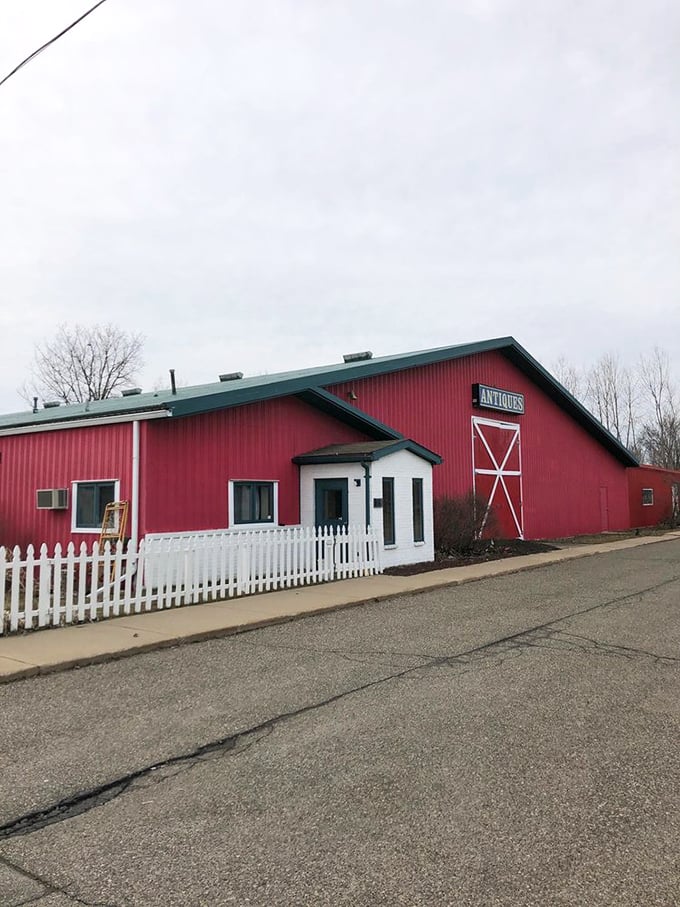 Red alert! This barn-sized beauty isn't hiding any cows, but it's packed to the rafters with moo-velous vintage finds.