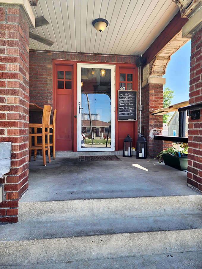 That red door is basically a portal to smoky, saucy happiness, and those front steps have seen countless satisfied customers waddle down them.