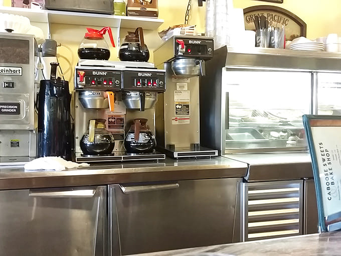 Multiple coffee pots at the ready mean you'll never face an empty cup, which is exactly how diners should operate.