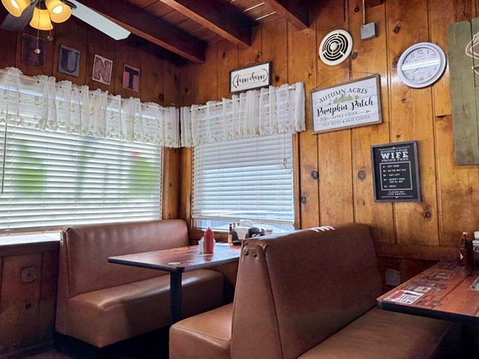 Exposed wooden beams and classic diner furnishings create an atmosphere of rustic comfort.