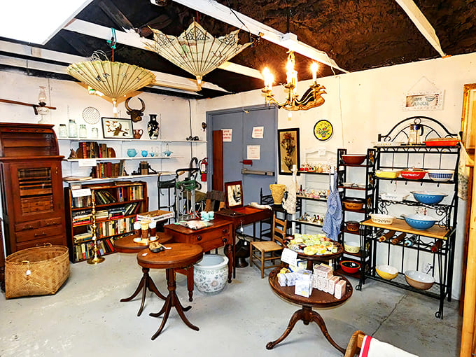 Every corner reveals new discoveries &ndash; from practical kitchenware to decorative flourishes. The thrill of the hunt is what keeps vintage enthusiasts coming back for more.