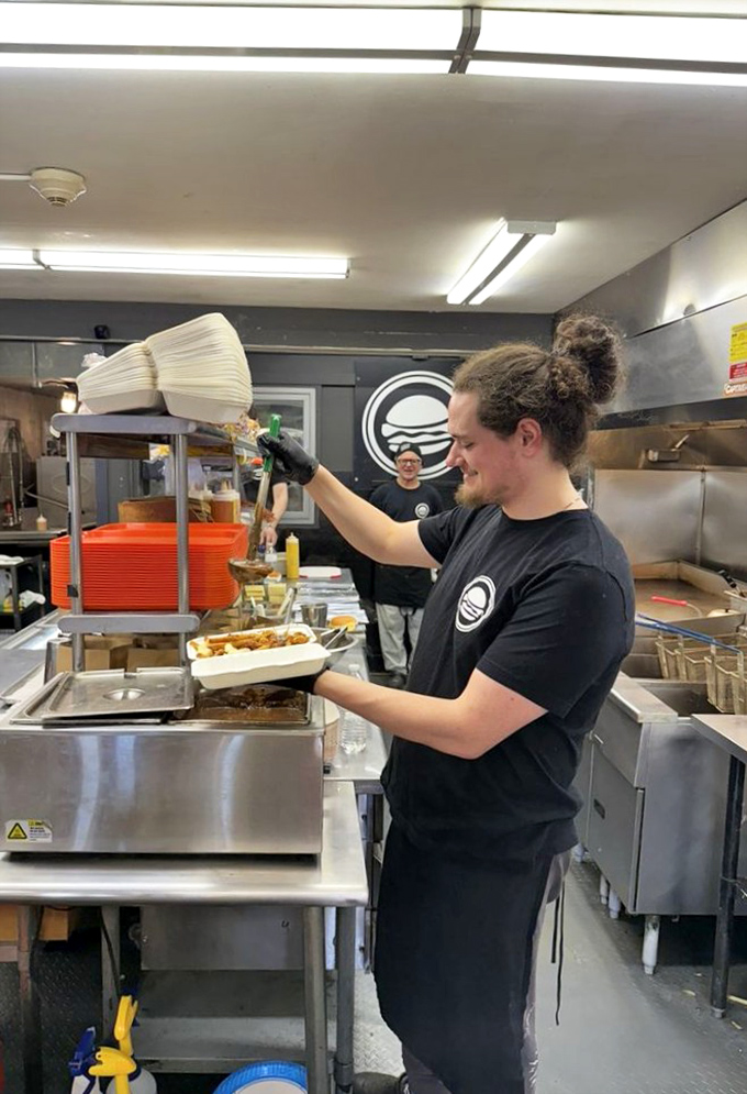 Shake artists at work! The staff prepares each order with the focused dedication of craftspeople who understand the importance of their delicious mission.