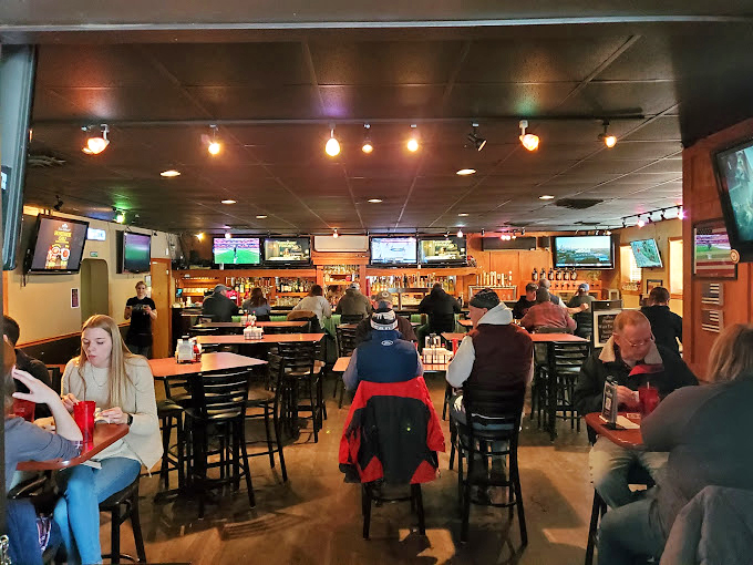 Where laughter flows as freely as the drinks. Mo's ambiance is the secret ingredient to every perfect night out.