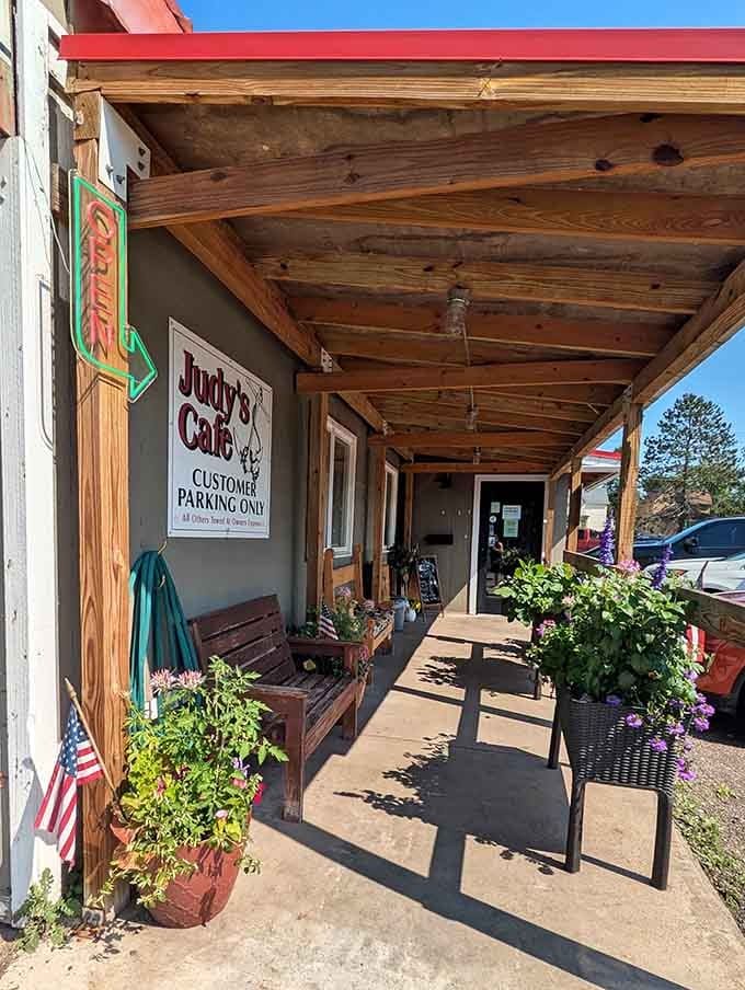 Rustic vibes and garden blooms: the perfect spot to wait for a table