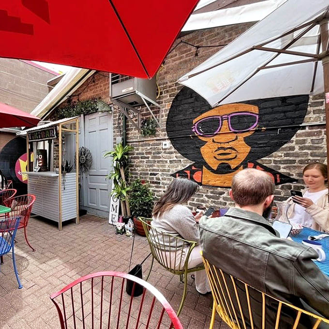 That patio seating offers prime people-watching real estate while you demolish a plate of legendary hash browns.