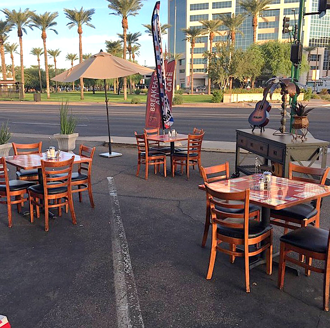 Outdoor Seating: Sun-dappled tables offer front-row seats to Phoenix life, perfect for people-watching while savoring your morning masterpiece.