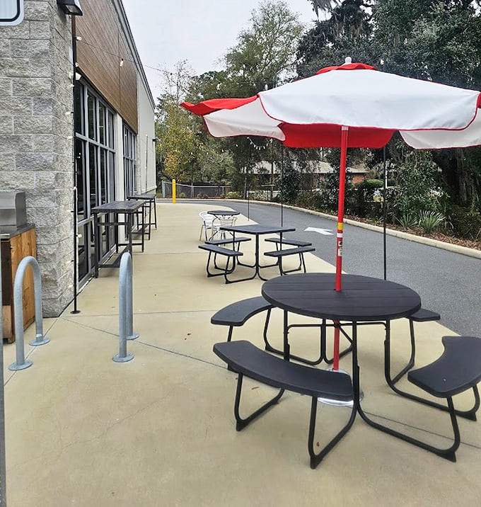 Al fresco dining, Florida-style &ndash; where sunshine and sandwiches create the perfect lunchtime escape from reality.