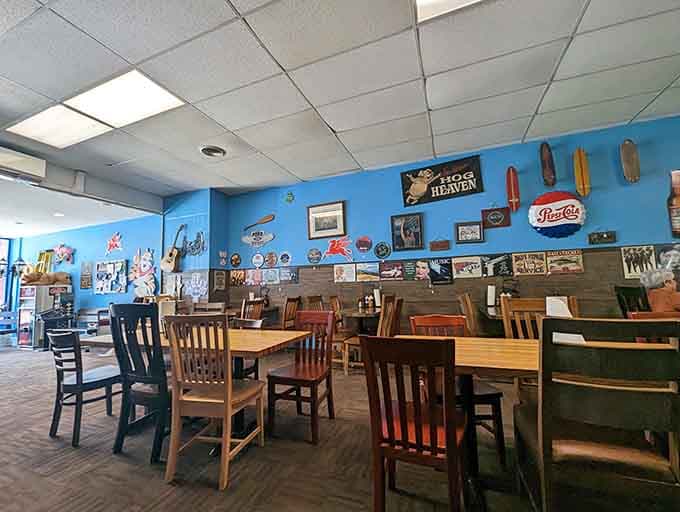 Every angle reveals more character in this space where wooden tables and eclectic decor create the perfect barbecue atmosphere.