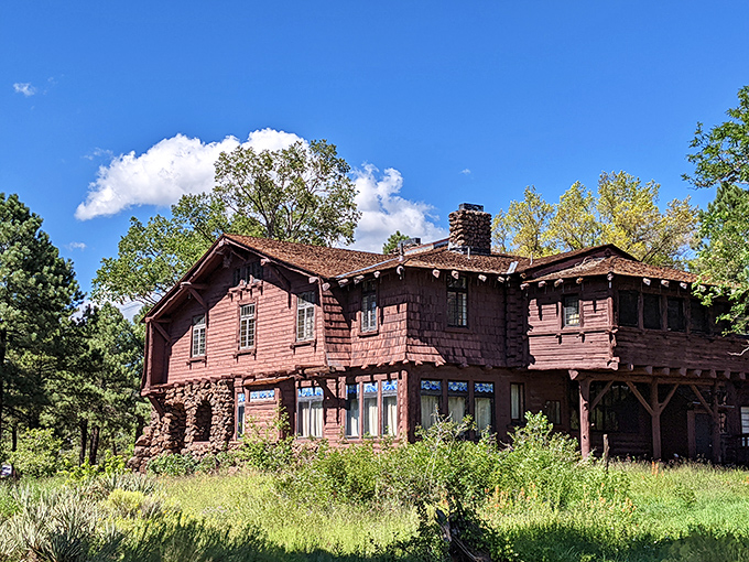 The mansion's imposing yet welcoming fa&ccedil;ade captures that moment when America was transitioning from Victorian excess to practical craftsmanship.
