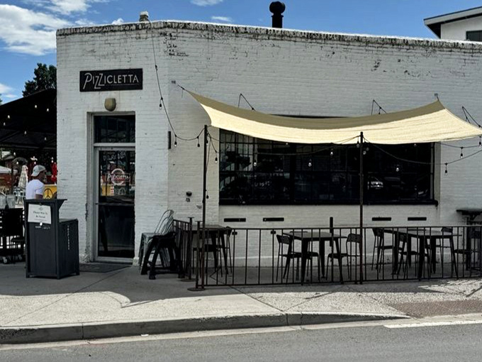 Alfresco dining under the Arizona sky adds another dimension to the Pizzicletta experience &ndash; perfect for those mild Flagstaff evenings.
