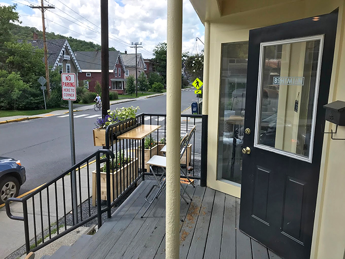 Al fresco dining with a side of charm. This porch is where you come for the pastries but stay for the quintessential Vermont vibes.