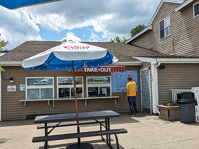 Takeout window efficiency at its finest – grab your seafood treasures to go and create your own oceanside feast.
