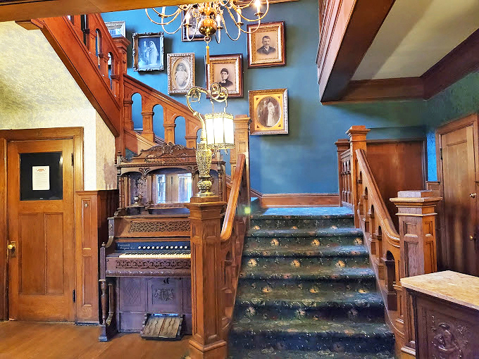 Elegant staircases and eerie faces&mdash;this B&B offers both sweet dreams and spooky schemes!