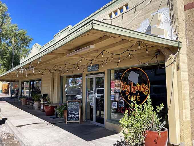The exterior might be modest, but inside those walls, breakfast magic happens daily, one plate of chilaquiles at a time.
